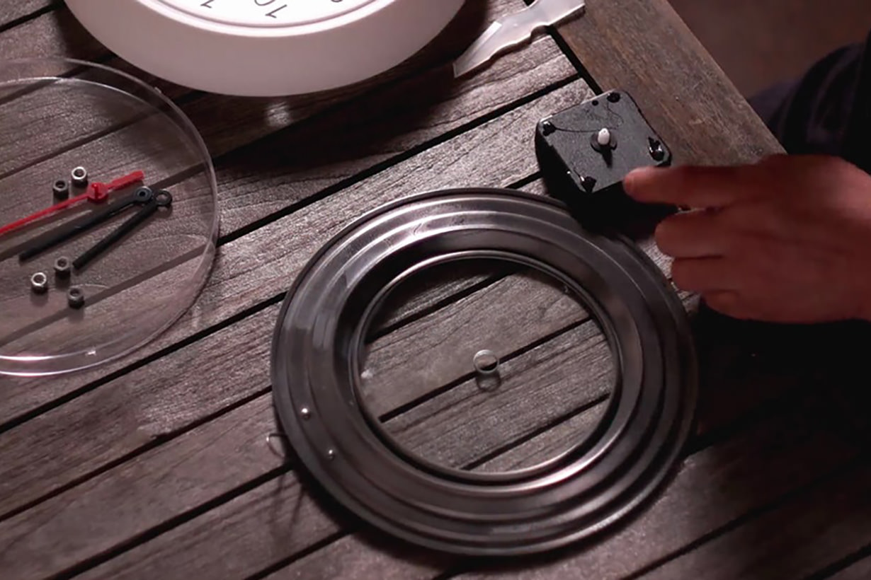 時計の芯が出るように鍋蓋を接着します。