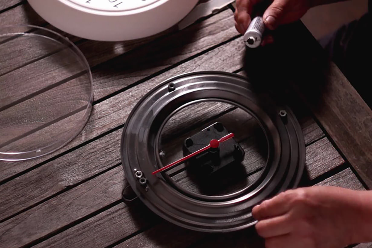 文字盤代わりとなるナットに接着剤をつけ、12時に2個、3時、6時、9時に1個ず付けます。