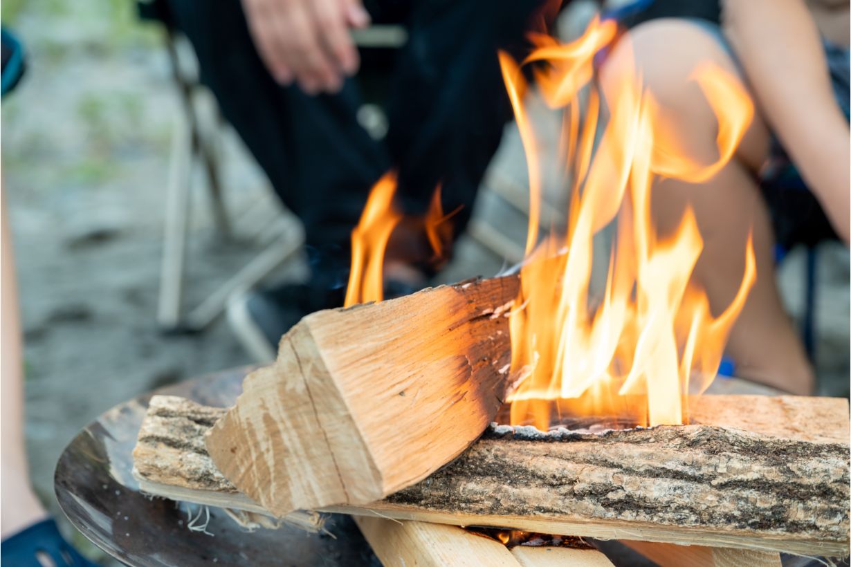 着火からしばらくして薪に火が移り始めた