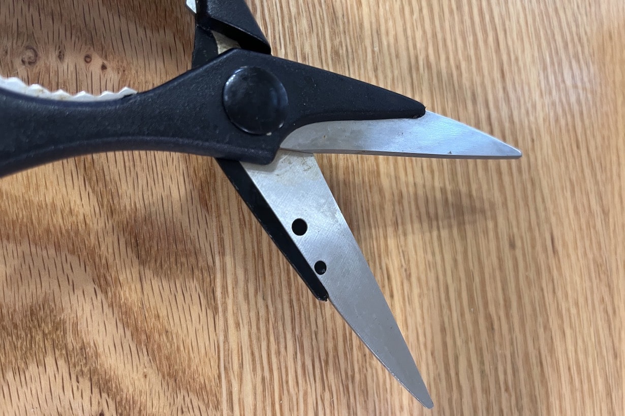 金属磨きのピカール液で包丁やハサミ・シンクの汚れもピッカピカに！ | となりのカインズさん