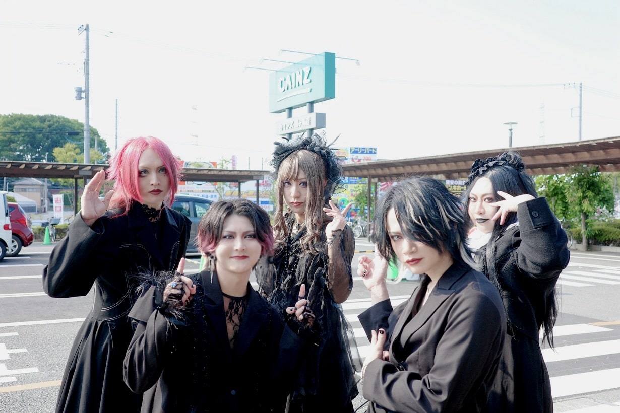 左からGt：tacato.さん、Vo：tinkさん、Gt：kikatoさん、Ba：misujiさん、Dr：dagakiさん